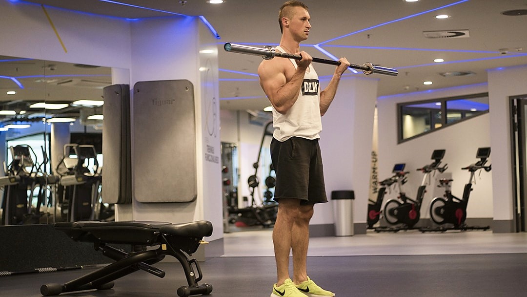 TRENING RAMION na siłowni - jak ćwiczyć biceps i triceps ? Ćwiczenia i plan